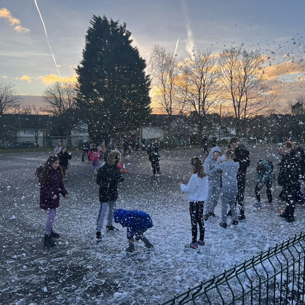 Thames View Primary School - Christmas Arrives at Thames View